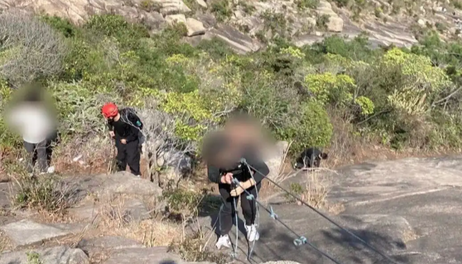 2人打卡魔鬼崖被困